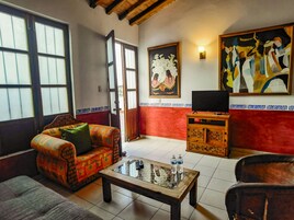 Apartamento Superior, 2 quartos | Sala | Televisor