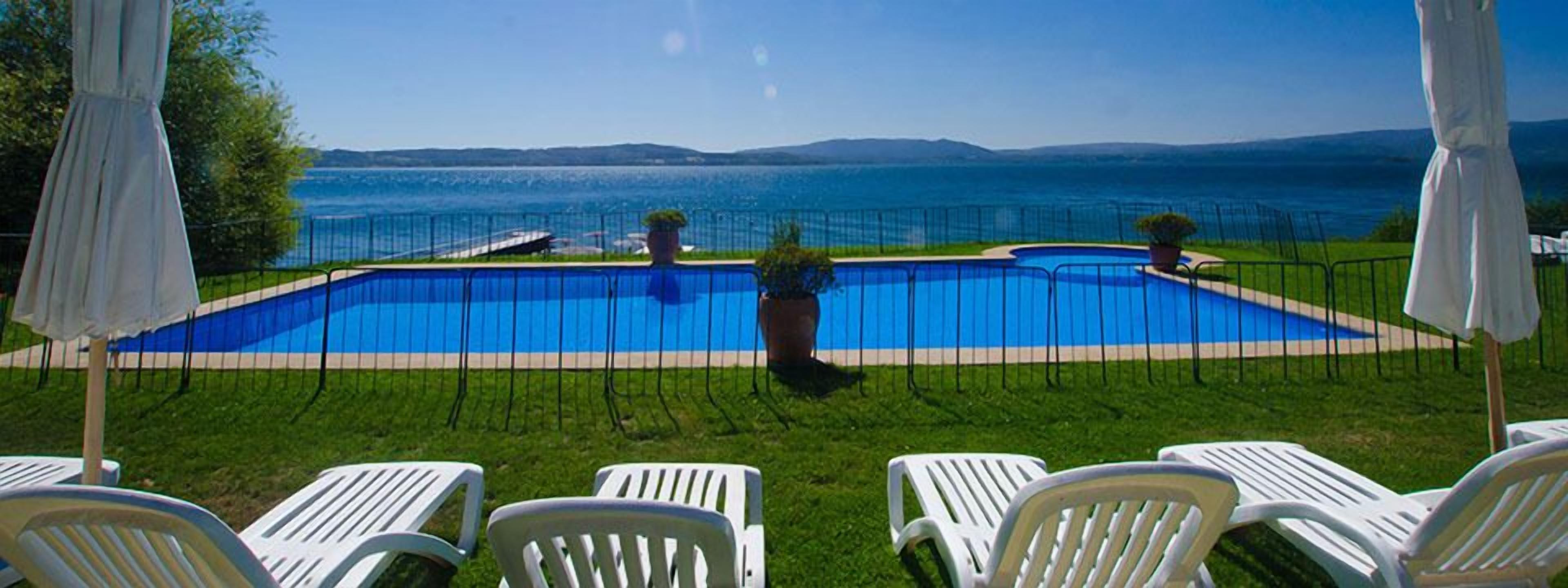 Terraço com espreguiçadeiras