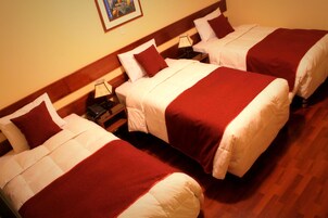 Quarto Triplo | Cofre no quarto, secretária 