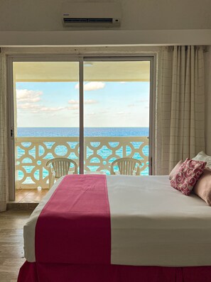 Suíte estúdio panorâmica, 1 cama Queen, sacada, vista para a praia | Roupas de cama premium