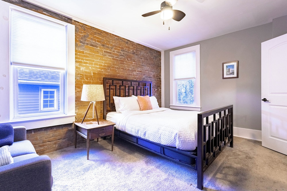 Historic Downtown Townhouse - Dubuque, IA