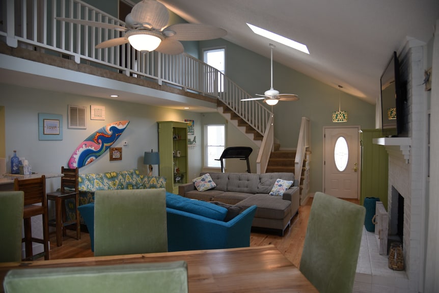 Amazing Beach Home At The Vb Oceanfront! Walk To The Beach And More! - Virginia Beach, VA
