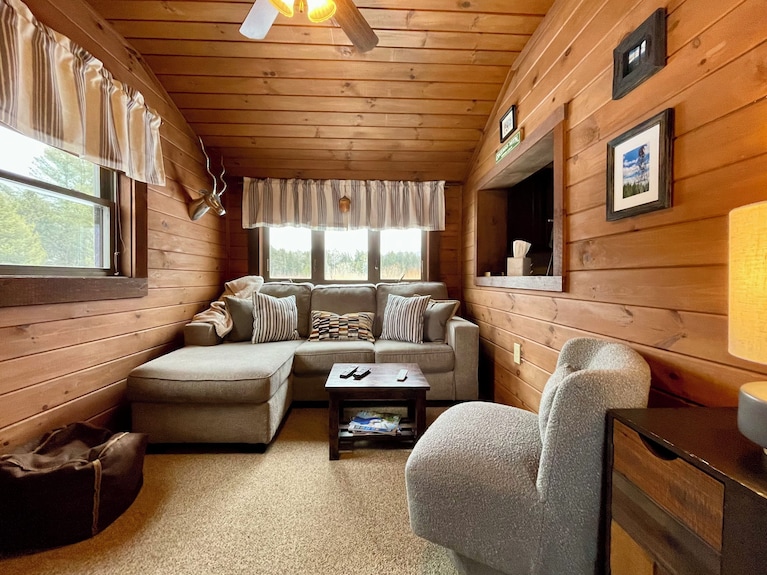 Cozy Hideaway Near Ludlow/okemo. Hot Tub!! - New England
