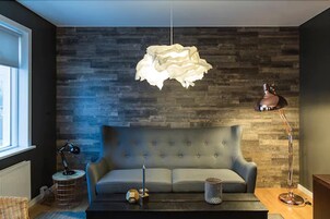 Apartamento Superior, 2 quartos | Sala de estar | Televisor de ecrã plano de 20 polegadas com canais digitais, televisor 