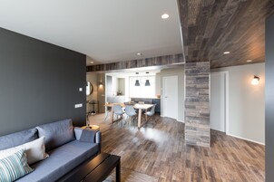 Apartamento, 3 quartos | Sala de estar | Televisor de ecrã plano de 20 polegadas com canais digitais, televisor 