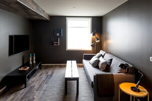 Apartamento, 3 quartos | Sala de estar | Televisor de ecrã plano de 20 polegadas com canais digitais, televisor 