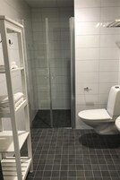Chuveiro, secador de cabelo, toalhas de banho 