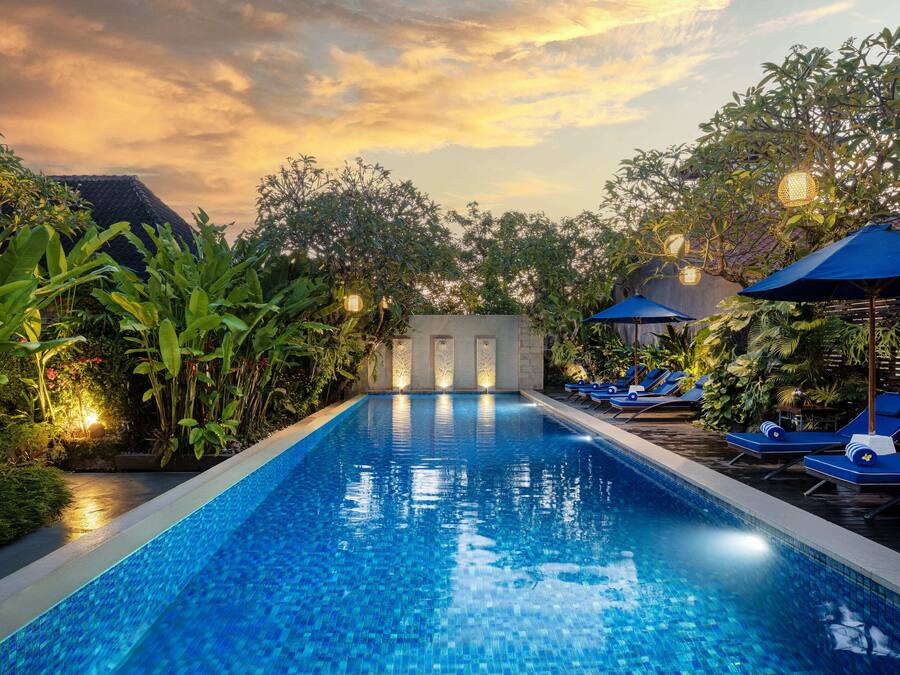 Piscina externa, funciona das 8h às 21h, guarda-sóis, espreguiçadeiras