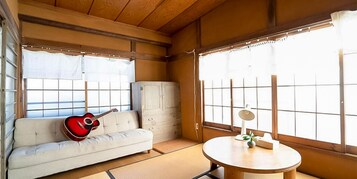 Quarto, para não fumantes (2F JapaneseTraditionalRoom FUMI Max 4) | Escrivaninha, ferros/tábuas de passar roupa, Wi-Fi de cortesia
