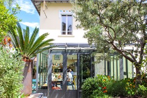 Fachada da propriedade à noite