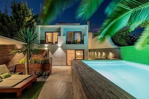 Piscina externa, guarda-sóis, espreguiçadeiras