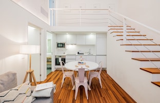 Suite Familiar, 2 quartos, kitchenette | Cozinha privada | Uma máquina de café expresso, uma cafeteira/bule, um frigorífico 
