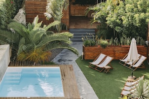 Piscina exterior, guarda-sóis, espreguiçadeiras 