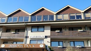Um hotel com uma placa que diz 'SEEHOF HOTEL DOCK' e 'Cafe' Restaurant SEEHOF'.