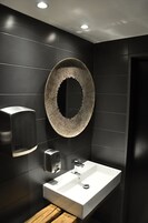 Um polibã, um chuveiro de hidromassagem