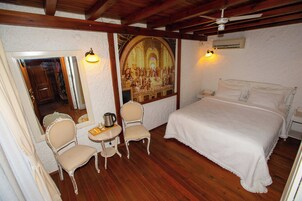 Quarto casal premium, 1 cama de casal, vista para a montanha | Camas Select Comfort, individualmente decorados