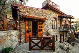 Fachada da propriedade à noite