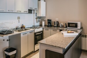 Studio con vista Bahia | Cozinha privada | Um frigorífico, um micro-ondas, um forno, uma placa de cozinha 