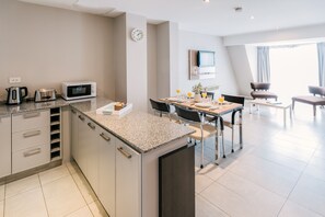 Studio con vista Bahia | Cozinha privada | Um frigorífico, um micro-ondas, um forno, uma placa de cozinha 