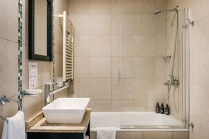 Apartamento Familiar, vista para a baía | Casa de banho | Um secador de cabelo, um bidé, toalhas fornecidas, sabão