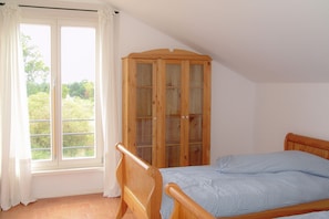 Apartamento panorâmico, 3 quartos, para não fumantes, vista para a colina | Escrivaninha, espaço de trabalho para notebook, cortinas blackout