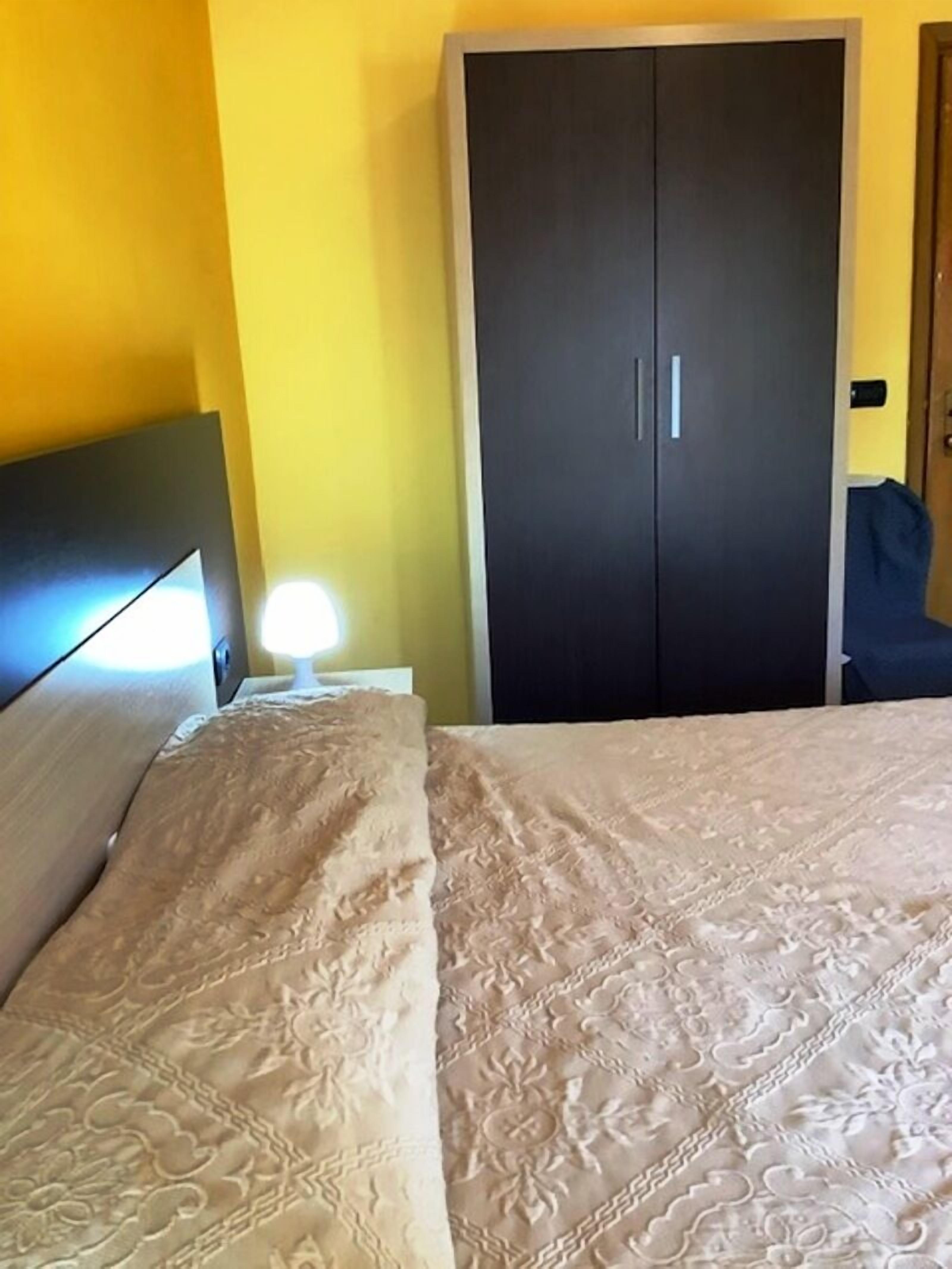 Quarto casal ou duplo econômico | Cofres nos quartos, escrivaninha, Wi-Fi de cortesia, roupa de cama