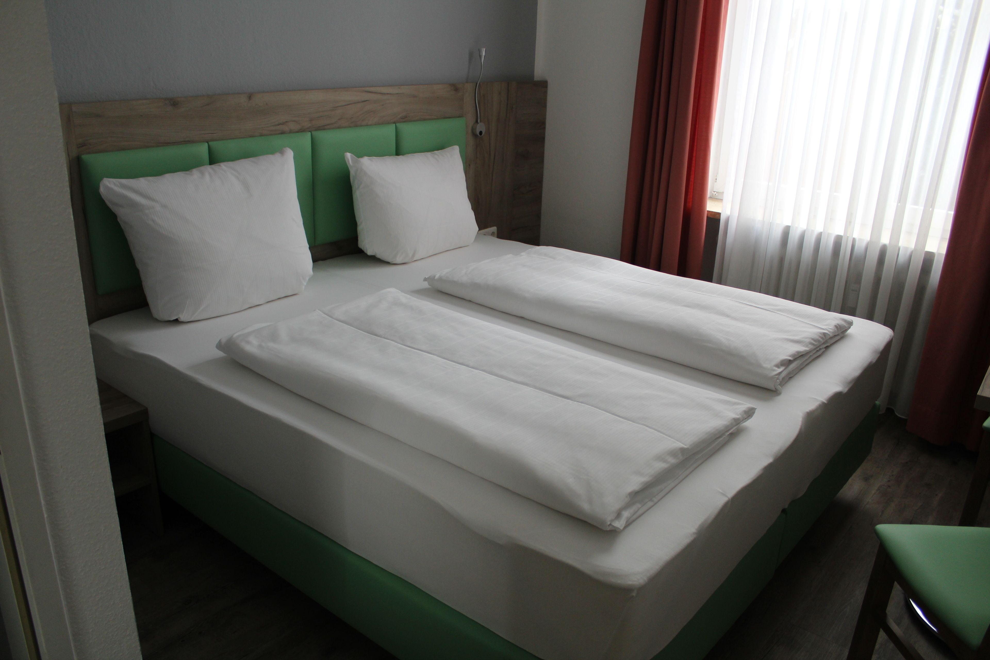 Quarto Duplo, casa de banho privativa | Secretária, Wi-fi grátis, roupa de cama fornecida 