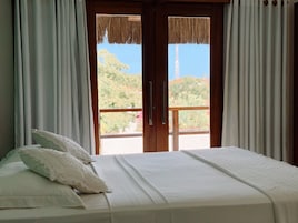 Quarto superior, varanda | Frigobar, cofres nos quartos, escrivaninha, cortinas blackout