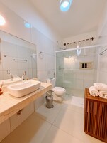 Quarto família (Superior) | Banheiro | Chuveiro, produtos de toalete grátis, secador de cabelo