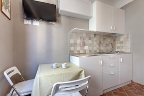 Estúdio (Via dei Pepi 17, Florence) | Cozinha privada | Um frigorífico, uma placa de cozinha, utensílios de cozinha 