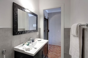 Estúdio (Via dei Pepi 17, Florence) | Casa de banho | Um polibã, toalhas fornecidas 