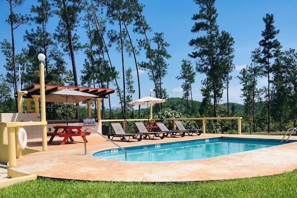 Piscina exterior, guarda-sóis, espreguiçadeiras
