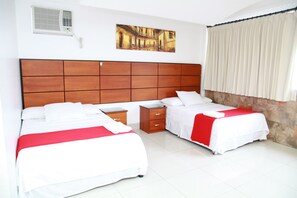 Quarto Duplo Básico, 2 camas de casal | Roupa de alta qualidade, minibar, cofre no quarto, secretária 