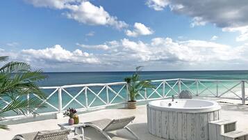 Master Suite Oceanfront Terrace /Jacuzzi | Terraço/pátio