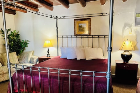 Quarto, 1 cama king-size, não fumadores | Cofre no quarto, secretária, Wi-fi grátis, roupa de cama fornecida . Cottonwood Court Motel