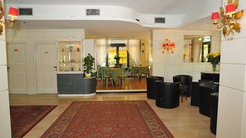 Área de estar no saguão