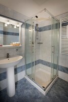 Chuveiro, produtos de toalete grátis, secador de cabelo, bidê