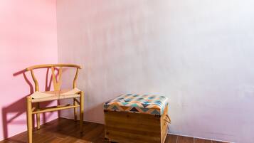 Quarto Duplo Superior | Secretária, cortinas/cortinados opacos, camas desdobráveis