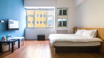 Quarto Duplo Deluxe | Secretária, cortinas/cortinados opacos, camas desdobráveis