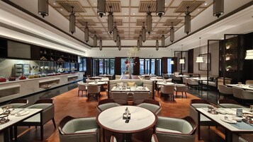 2 restaurantes: opção de café da manhã, almoço e jantar