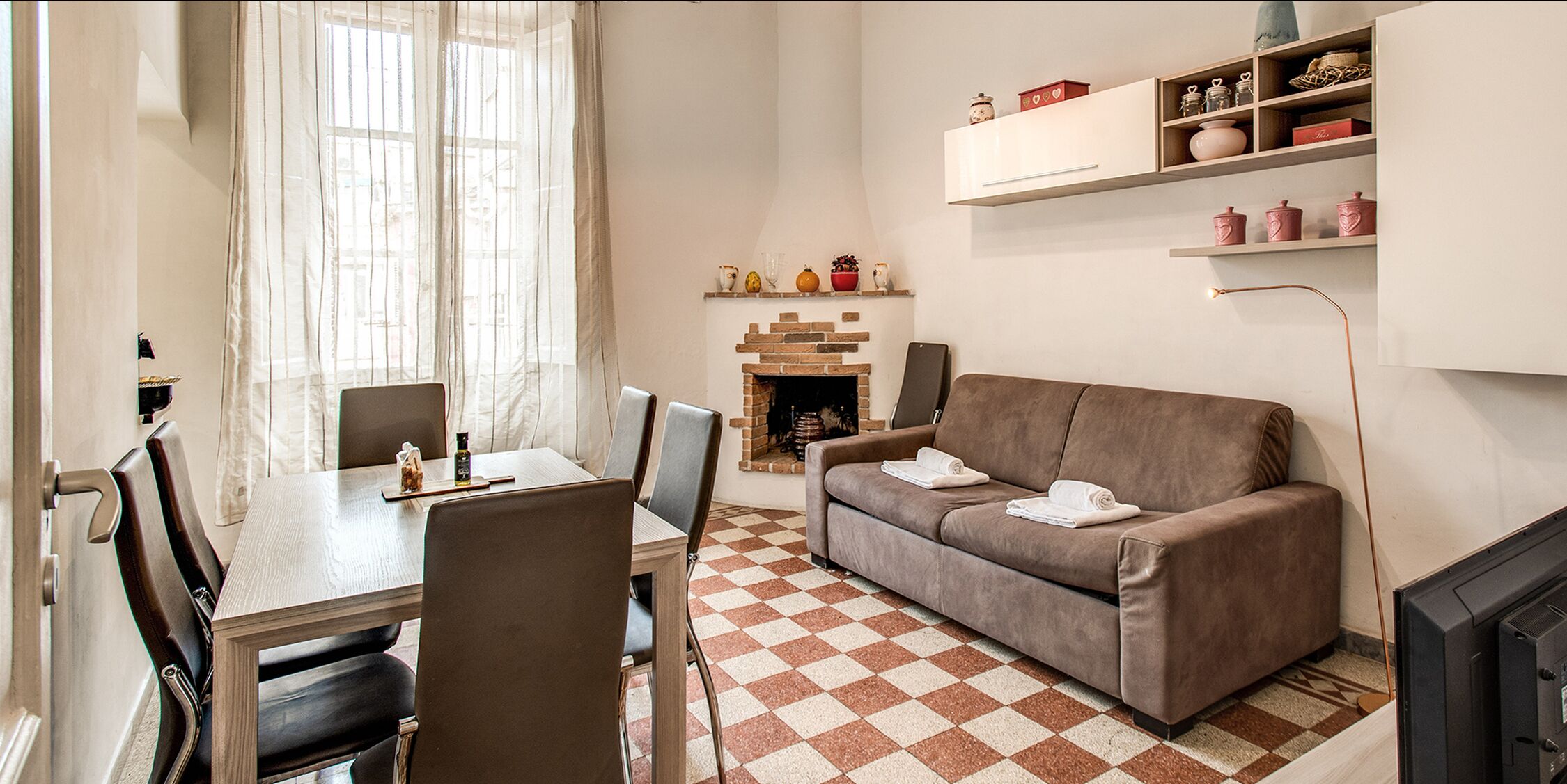 Apartamento, 3 quartos, lareira | Sala de estar | TV de tela plana, lareira