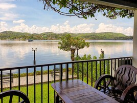 Riverfront Family Room | Sala de estar | Televisor 