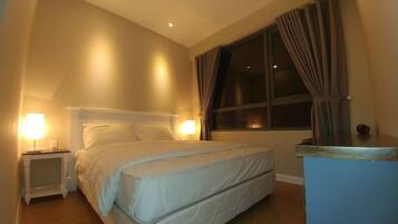 Apartamento luxo, 2 quartos | 2 quartos, escrivaninha, cortinas blackout