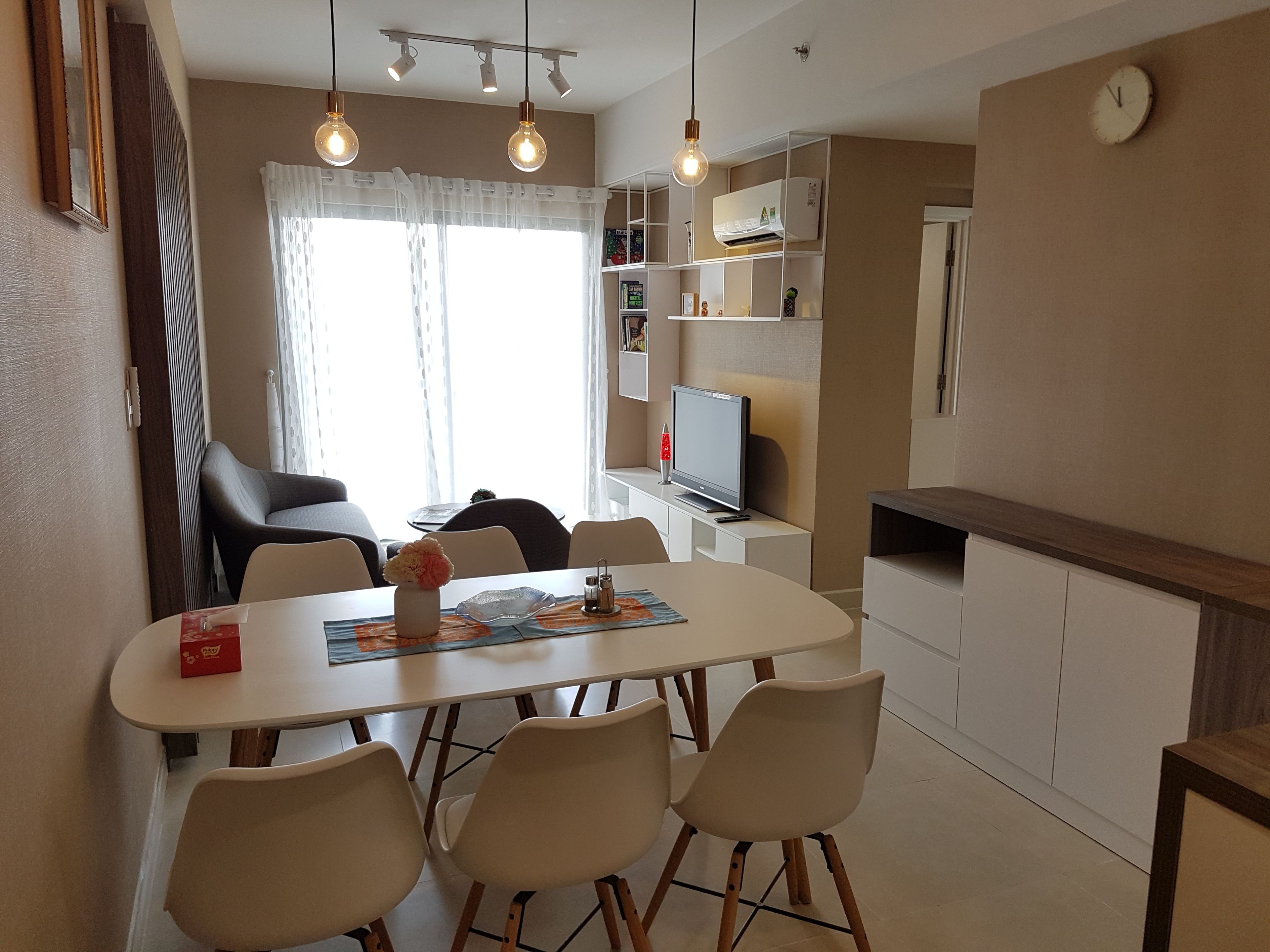 Apartamento luxo, 2 quartos | Área de estar | TV LCD 43 polegadas com canais a cabo, TV