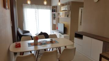 Apartamento luxo, 2 quartos | Área de estar | TV LCD 43 polegadas com canais a cabo, TV