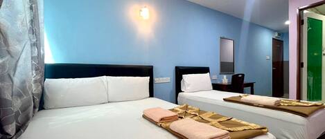 Secretária, ferro/tábua de engomar, Wi-fi grátis