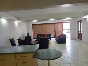 Apartamento, 1 quarto, cozinha | Área de estar | TV de tela plana 42 polegadas com canais a cabo, TV