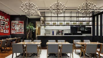 Café da manhã, almoço e jantar; culinária francesa