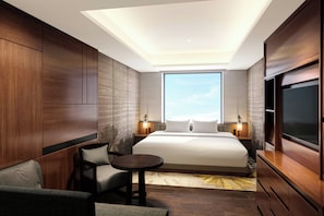 Quarto, 1 cama King | Roupas de cama premium, cofres nos quartos, cortinas blackout