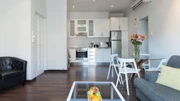 Um frigorífico, um micro-ondas, uma placa de cozinha